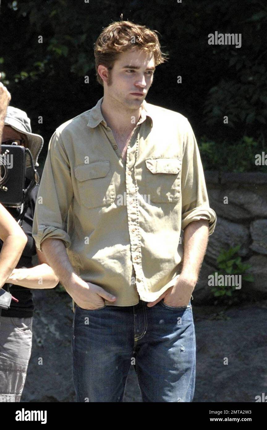 Robert Pattinson filmed scenes with Emilie de Ravin and a young actress in Central Park today ...
