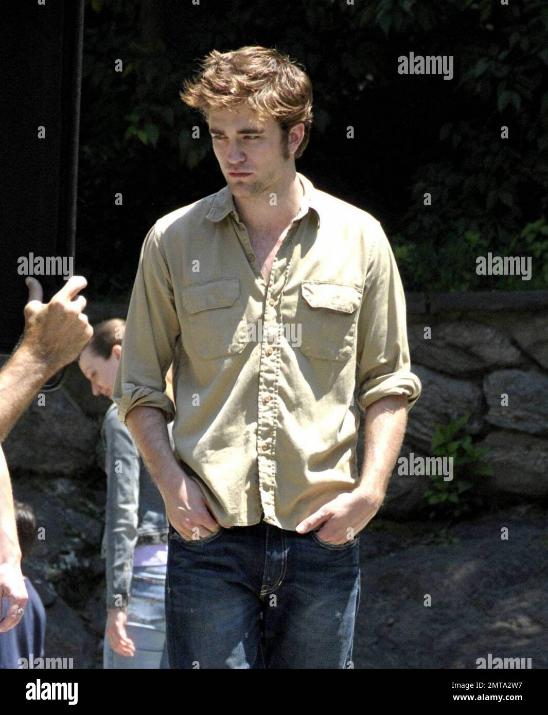Robert Pattinson filmed scenes with Emilie de Ravin and a young actress in Central Park today ...