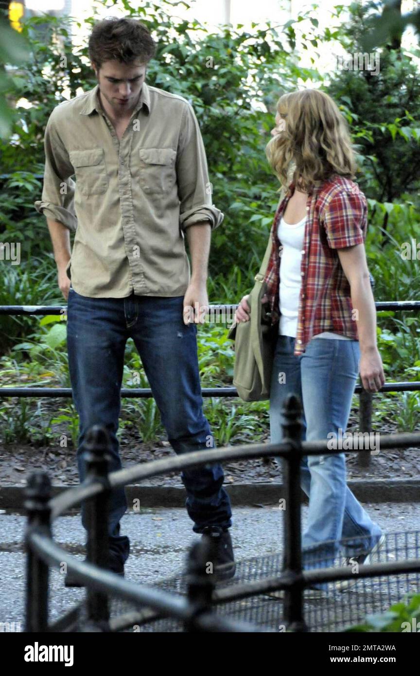 "Twilight Saga: New Moon" star Robert Pattinson films a scene with ...