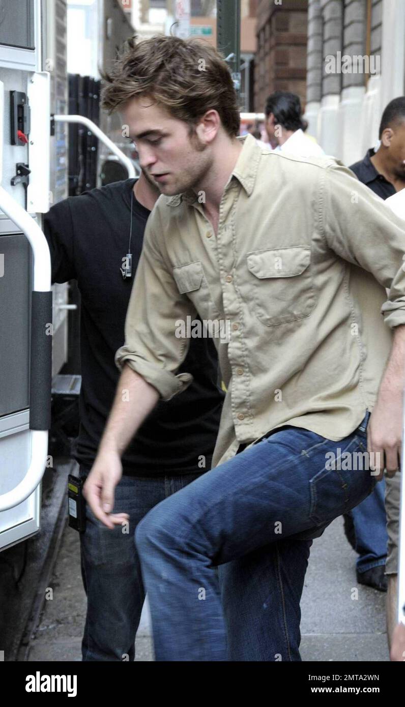 "Twilight Saga: New Moon" star Robert Pattinson films a scene with ...