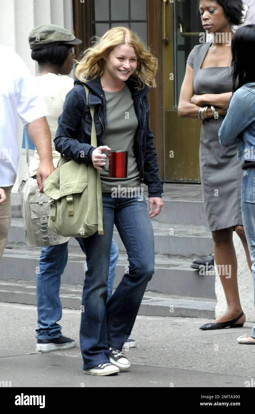 "Twilight Saga: New Moon" star Robert Pattinson films a scene with ...
