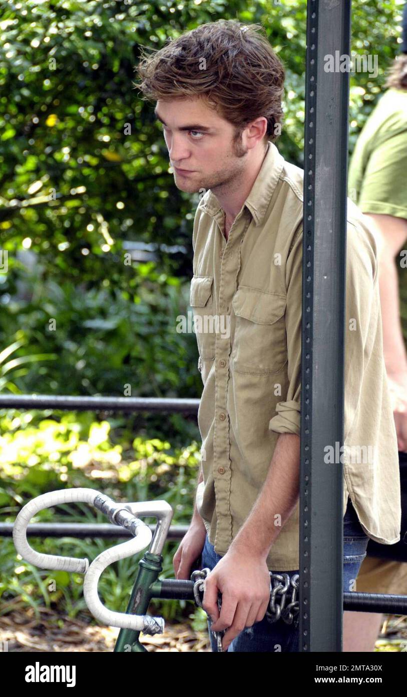 "Twilight Saga: New Moon" star Robert Pattinson films a scene with ...