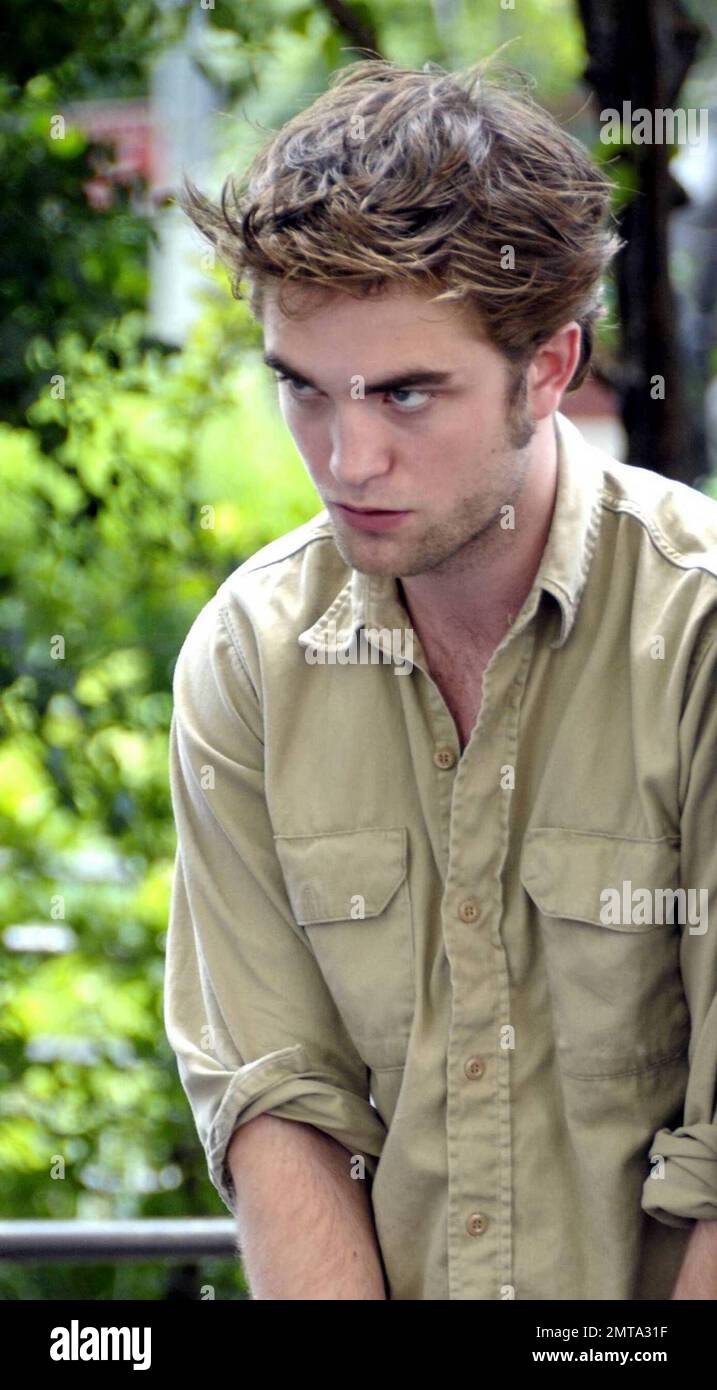 "Twilight Saga: New Moon" star Robert Pattinson films a scene with ...