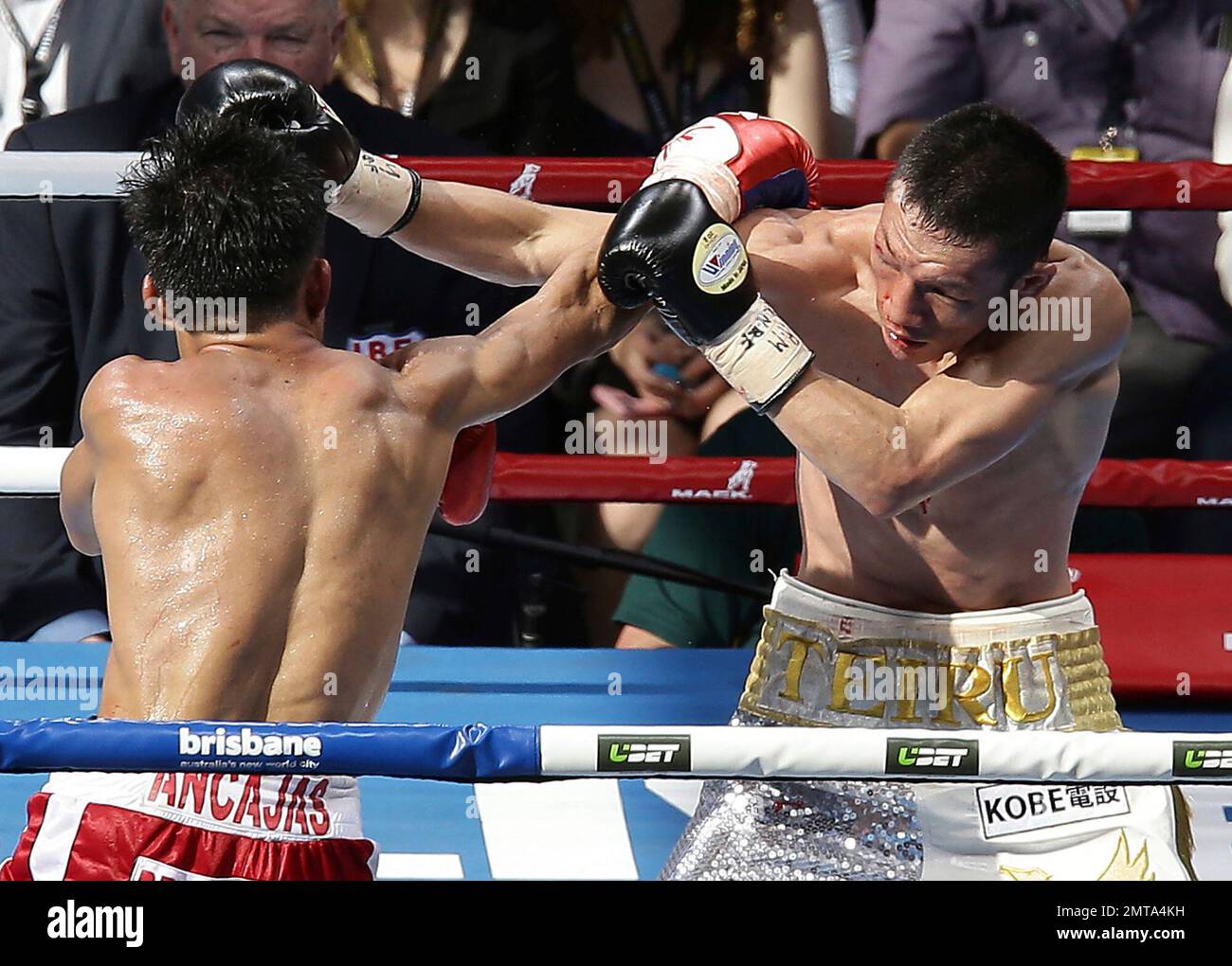 Teiru Kinoshita of Japan, right, and Jerwin Ancajas of the Philippines ...