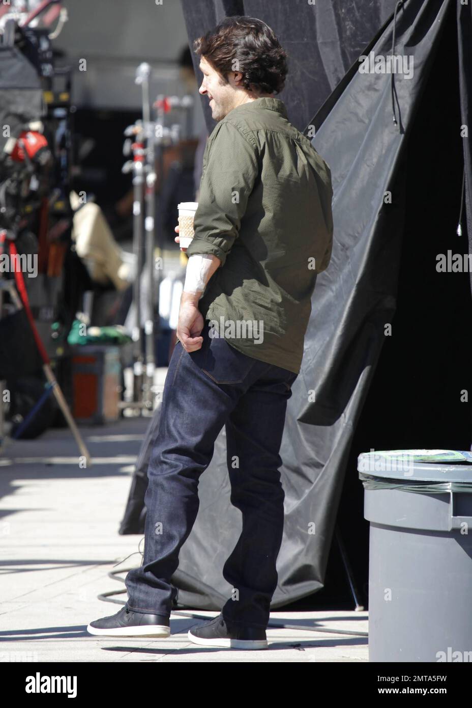 EXCLUSIVE!! - Paul Rudd on the film set for "This Is Forty" directed by ...