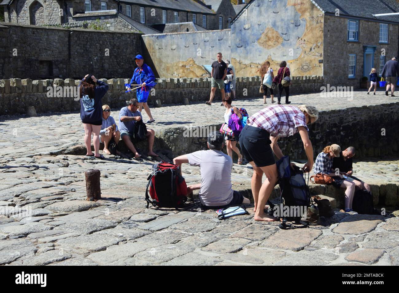 Cornwall busy people crowd tourist hi-res stock photography and images ...