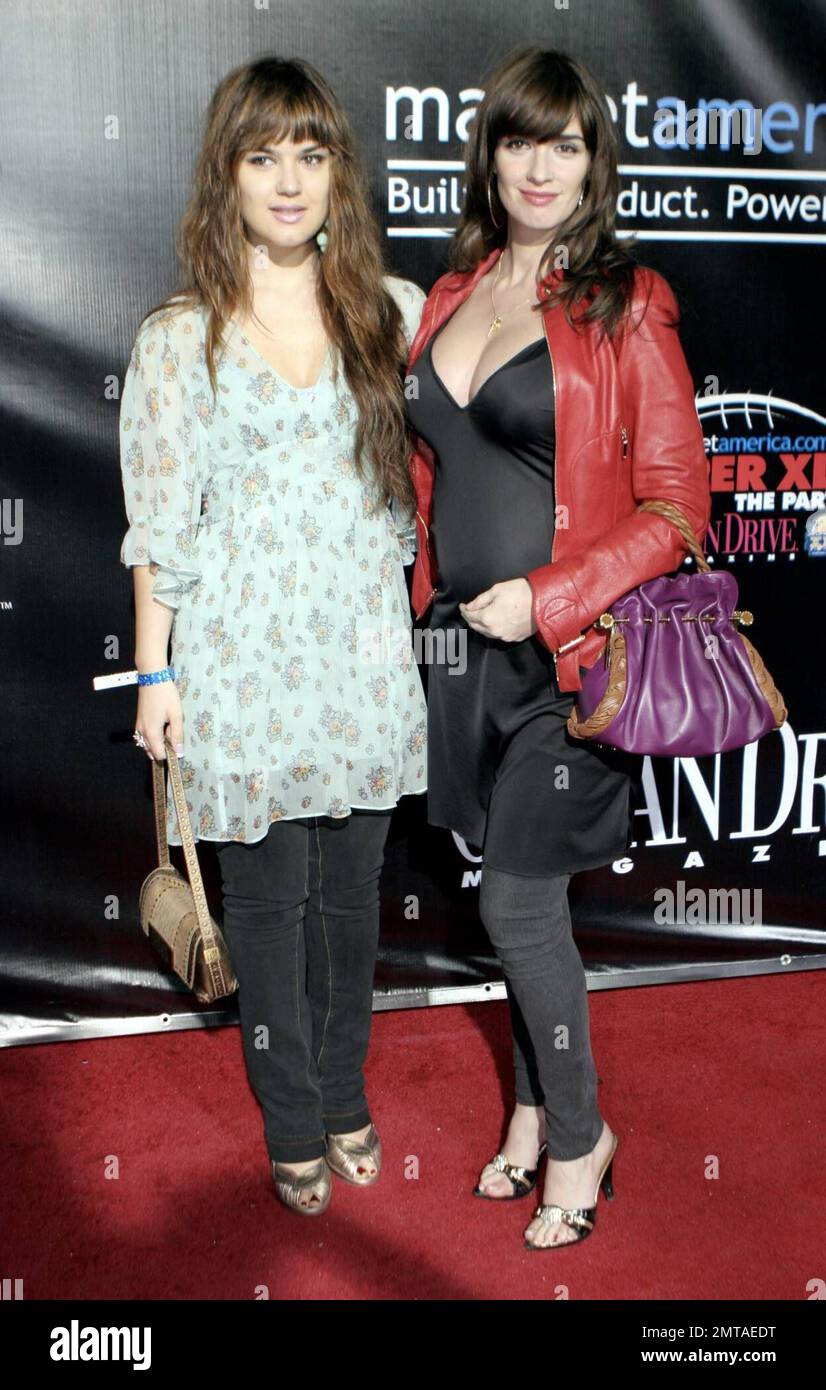 A pregnant Paz Vega and her sister Sara arrive at the Market America ...