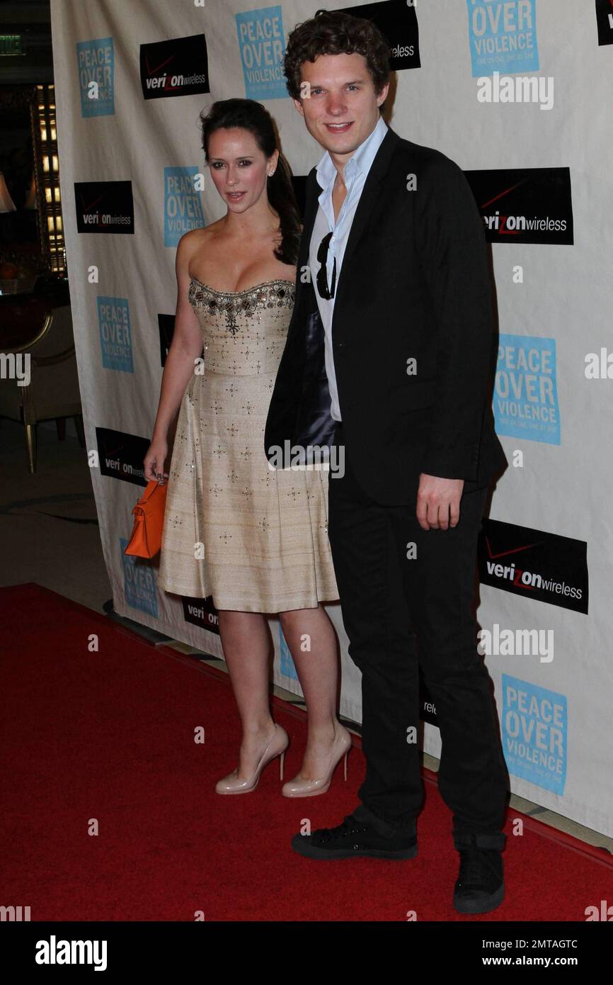 Jennifer Love Hewitt and new boyfriend Alex Beh attend Peace Over ...