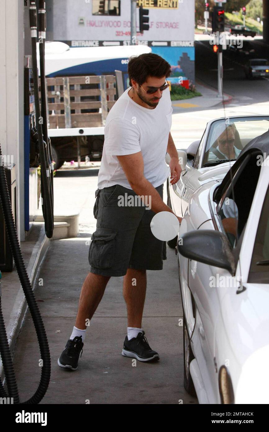 EXCLUSIVE!! Eli Roth and girlfriend Peaches Geldof stop at a Hollywood ...