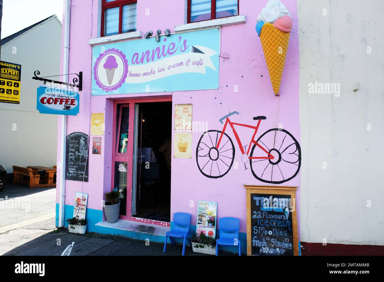 Exterior of a small ice cream parlour/cafe, Sneem on the Ring of Kerry ...