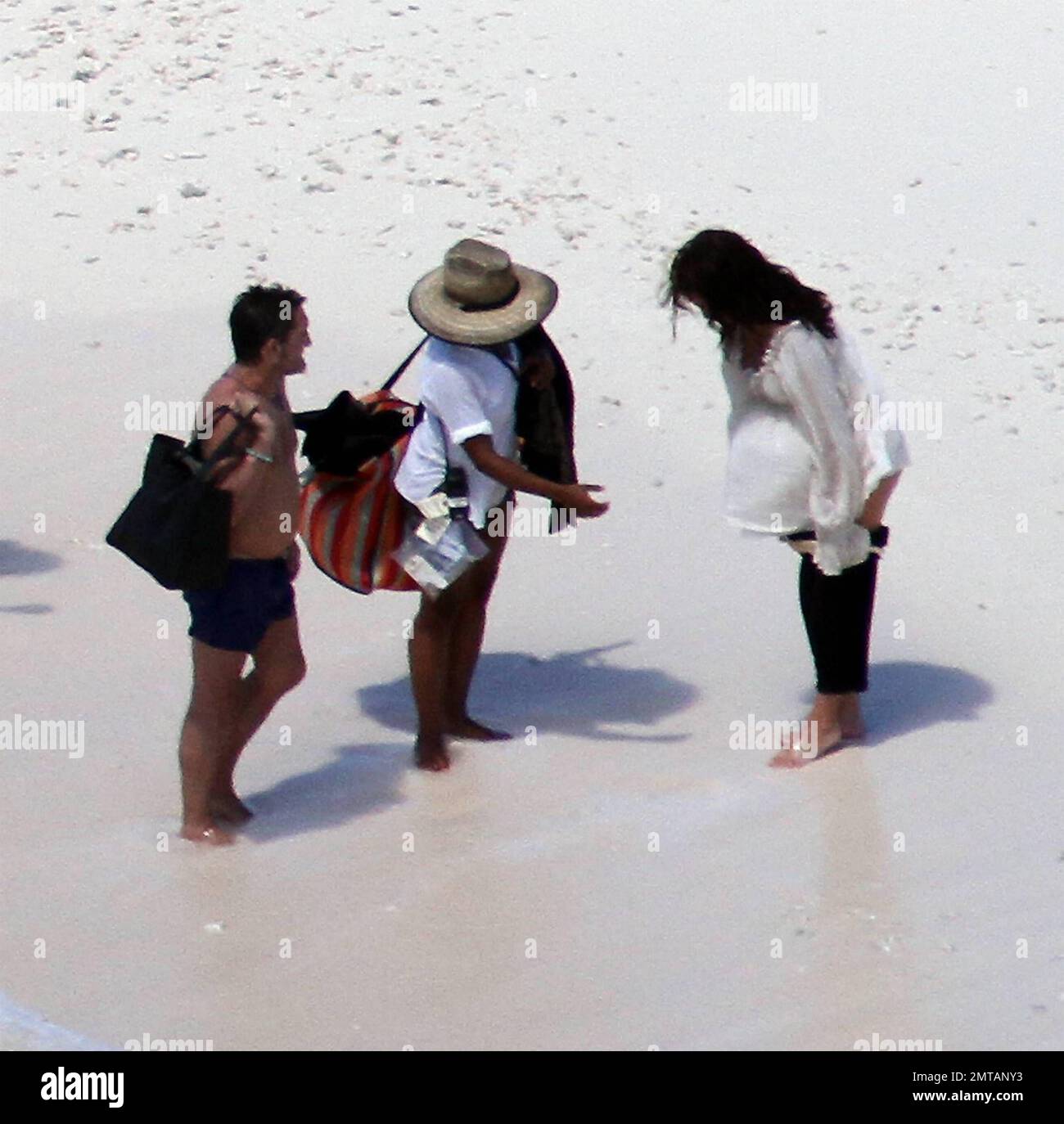 Penelope Cruz Pregnant Beach 2586