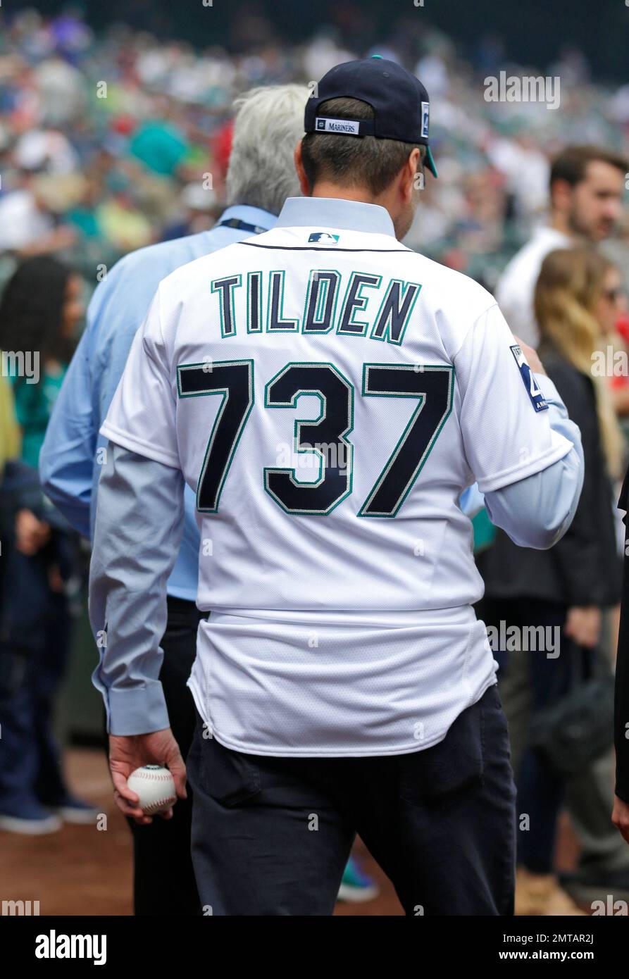 Alaska Airlines CEO Brad Tilden wears a Seattle Mariners jersey with ...