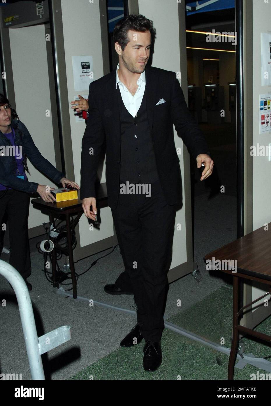 Ryan Reynolds arrives at the People's Choice Awards 2010 and passes ...