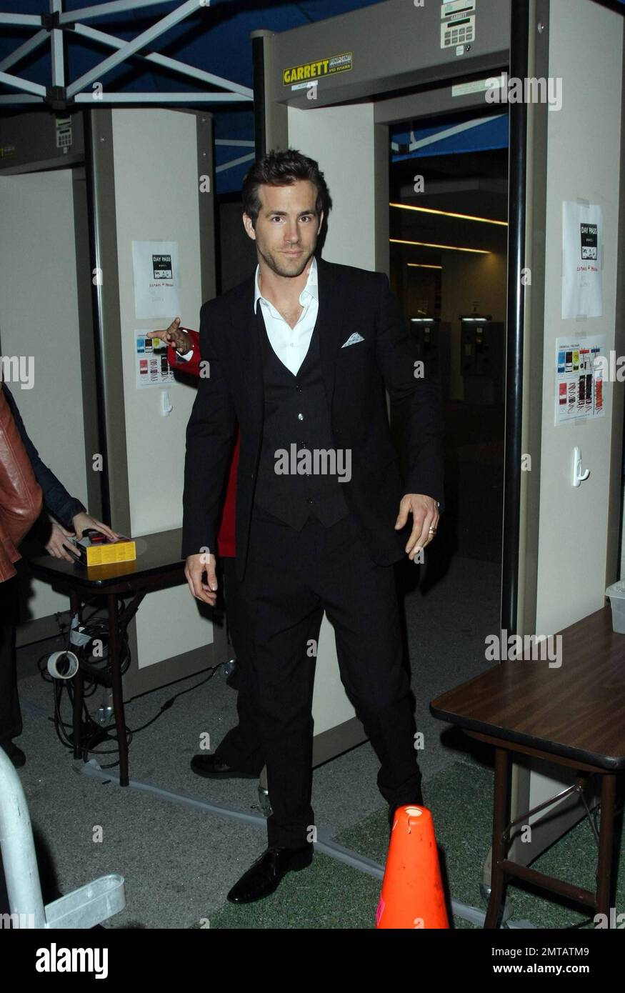 Ryan Reynolds arrives at the People's Choice Awards 2010 and passes ...