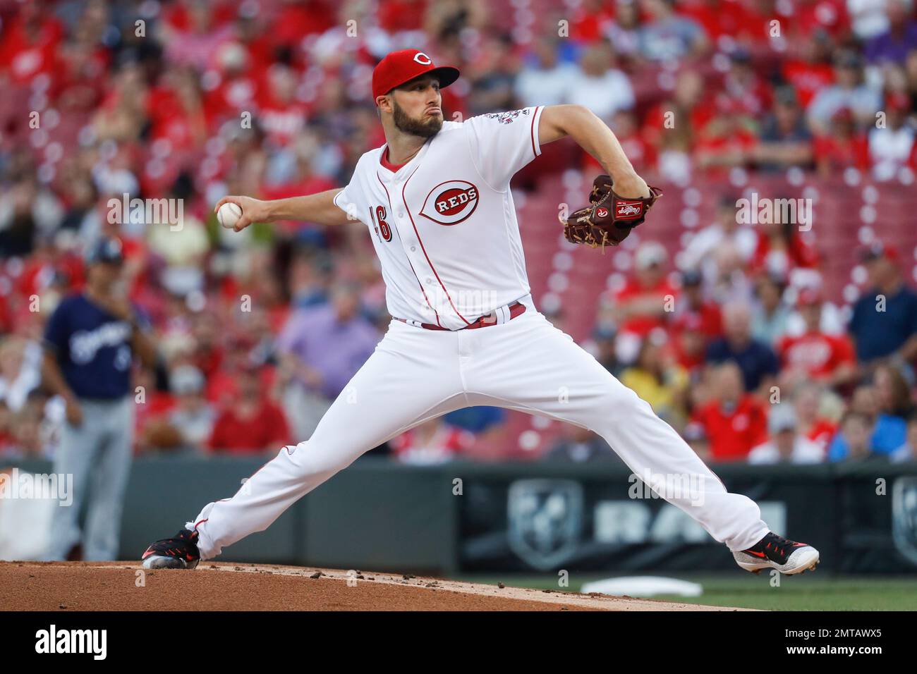 Cincinnati Reds starting pitcher Tim Adleman throws in the first inning ...