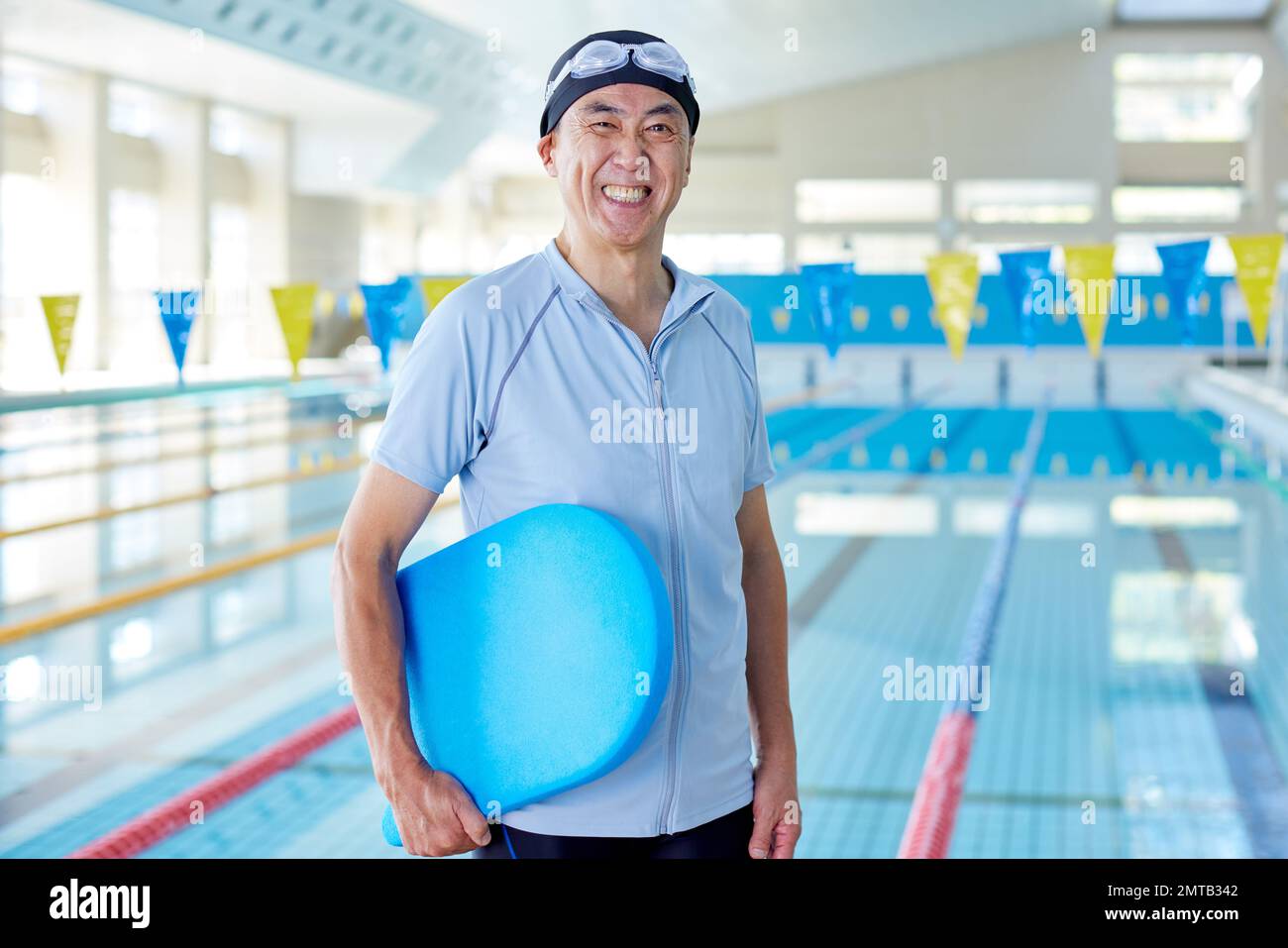Pool maintenance man hi-res stock photography and images - Alamy