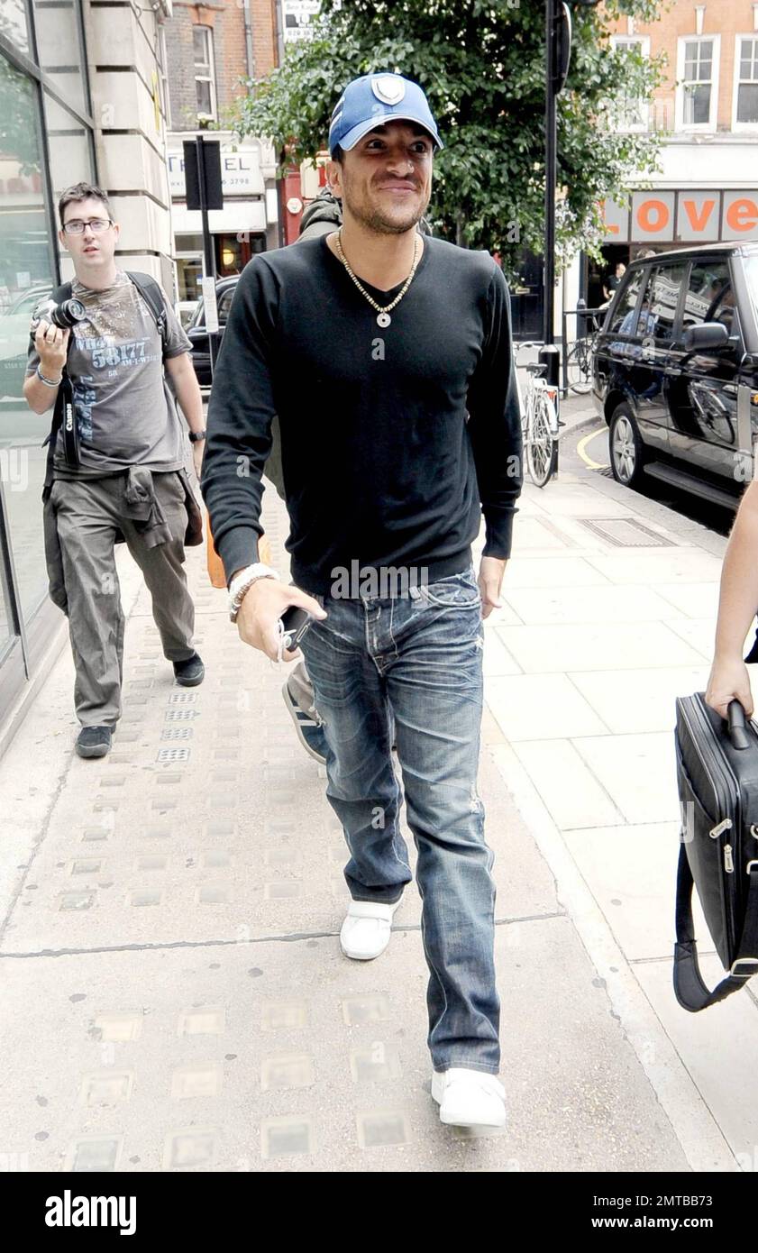 Katie Price's ex-husband, singer Peter Andre, signs autographs for fans ...