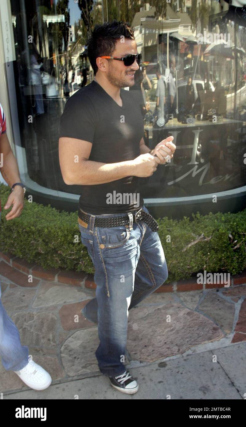 Aussie singing sensation Peter Andre lunches at a trendy Sunset Plaza ...