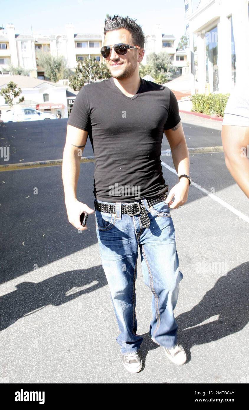 Aussie singing sensation Peter Andre lunches at a trendy Sunset Plaza ...