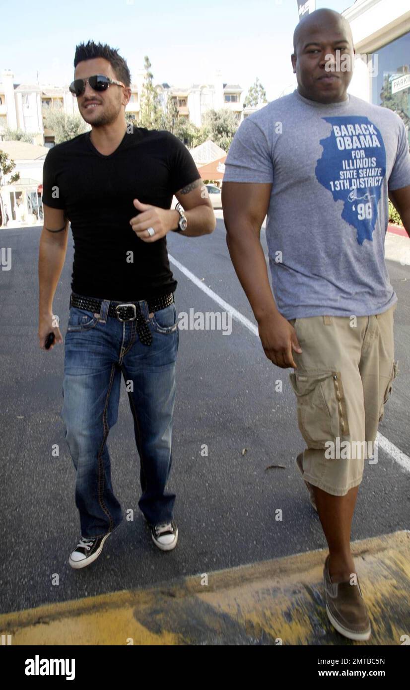 Aussie singing sensation Peter Andre lunches at a trendy Sunset Plaza ...