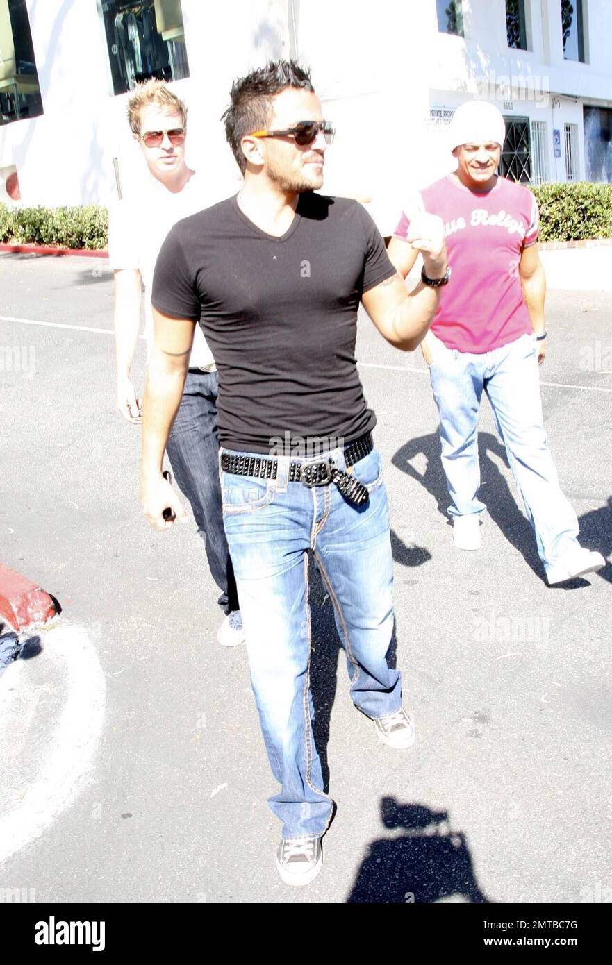 Aussie singing sensation Peter Andre lunches at a trendy Sunset Plaza ...