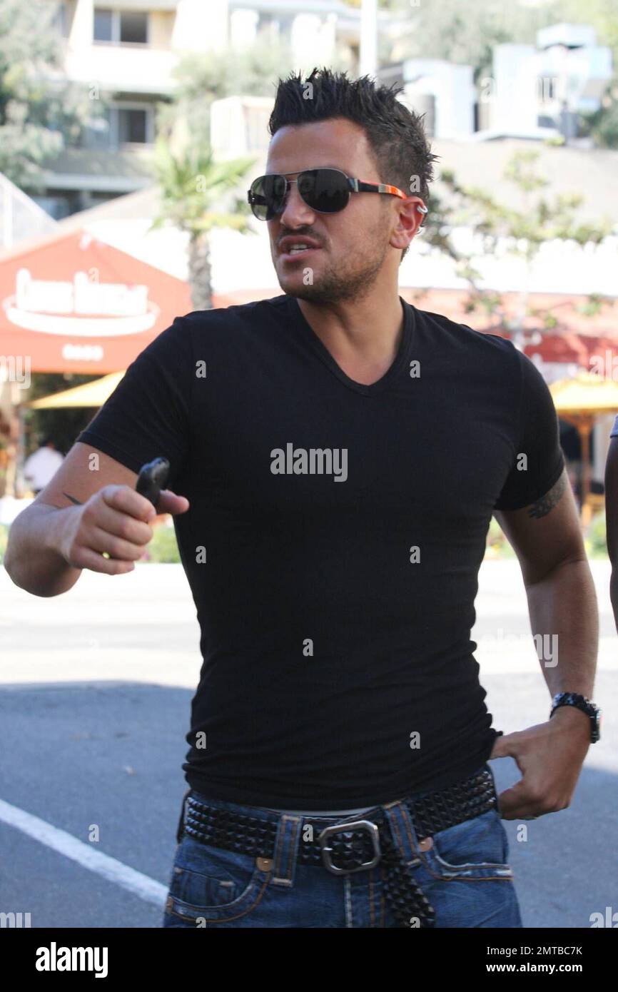 Aussie singing sensation Peter Andre lunches at a trendy Sunset Plaza ...