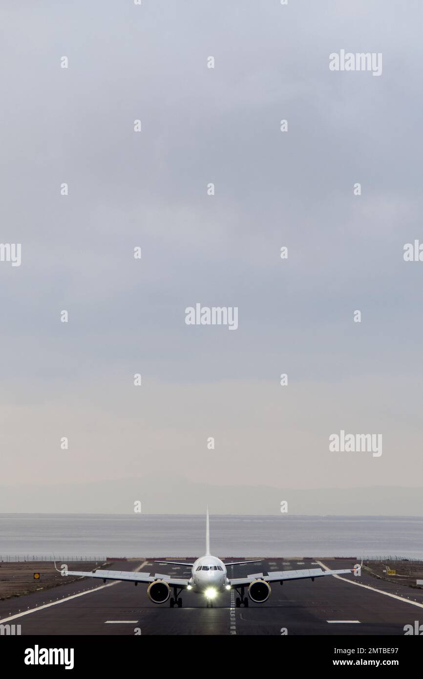 Jet aircraft fog foggy landing hi-res stock photography and images - Alamy