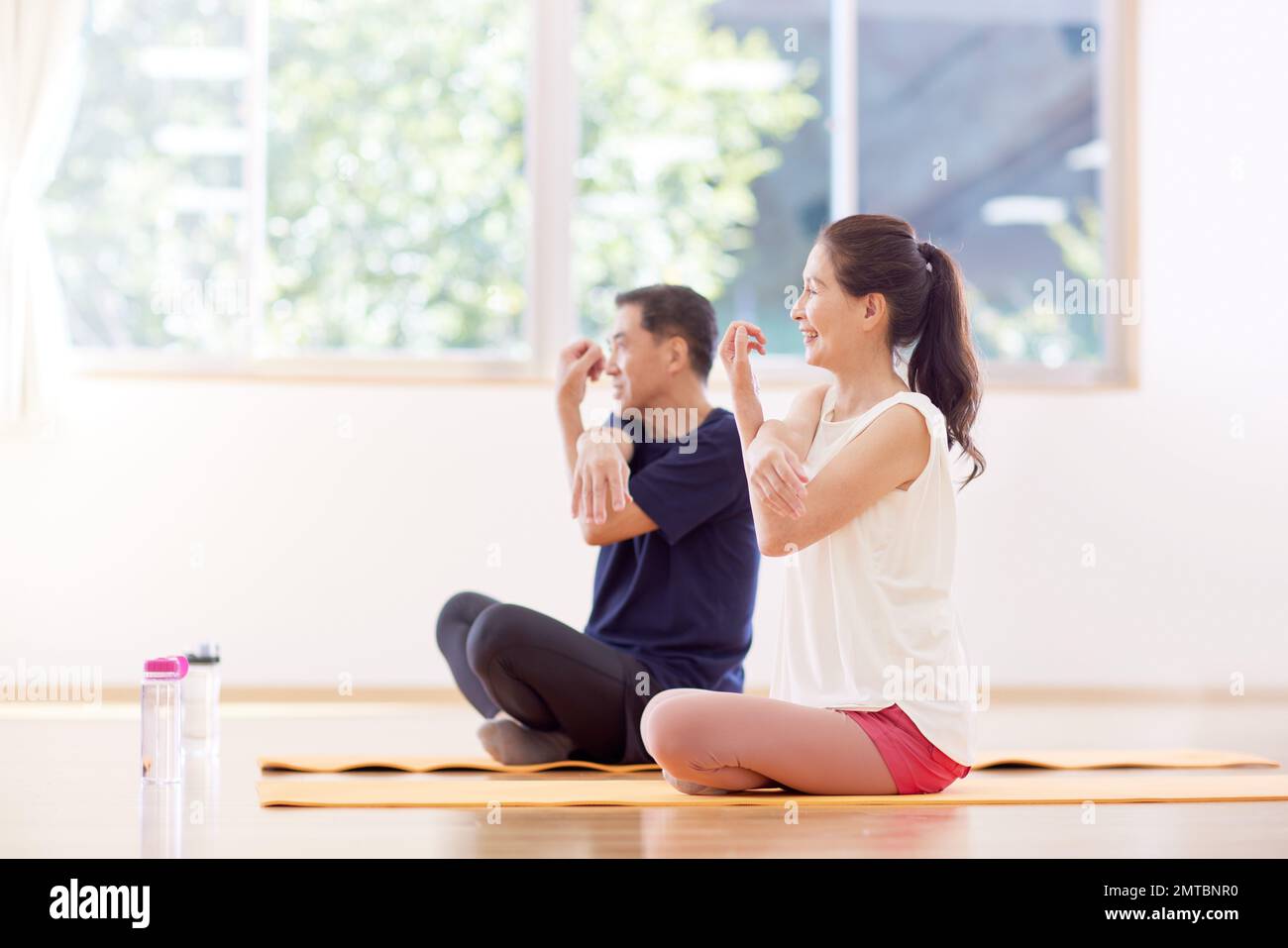 Side view japanese people crossing hi-res stock photography and images - Alamy