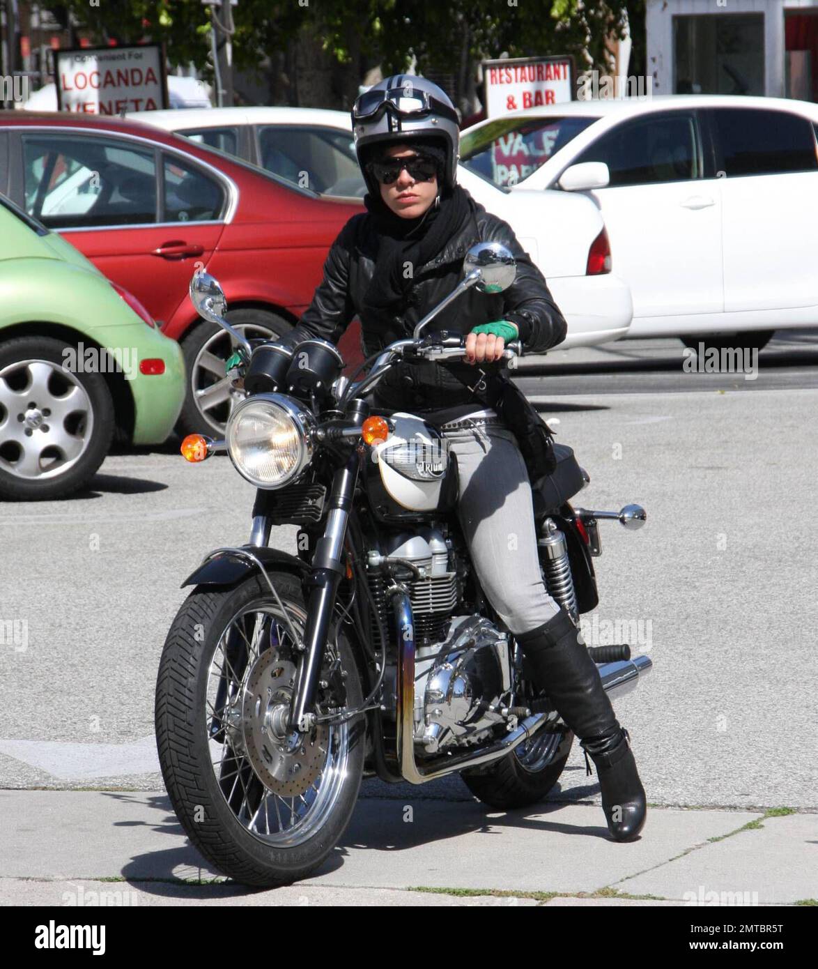 Exclusive!! Pink leaves the Cedars-Sinai Medical Center and makes a ...