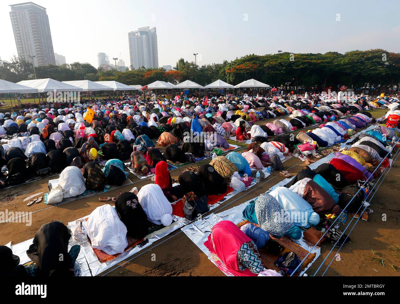 Filipino Muslims pray at Manila's Rizal Park to celebrate the end of ...