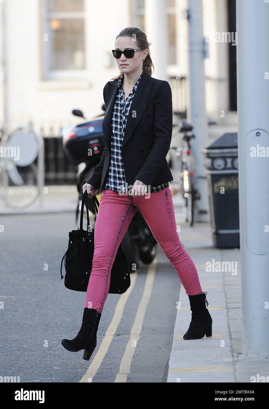 Pippa Middleton walks to work in figure flattering pink pants, black ...
