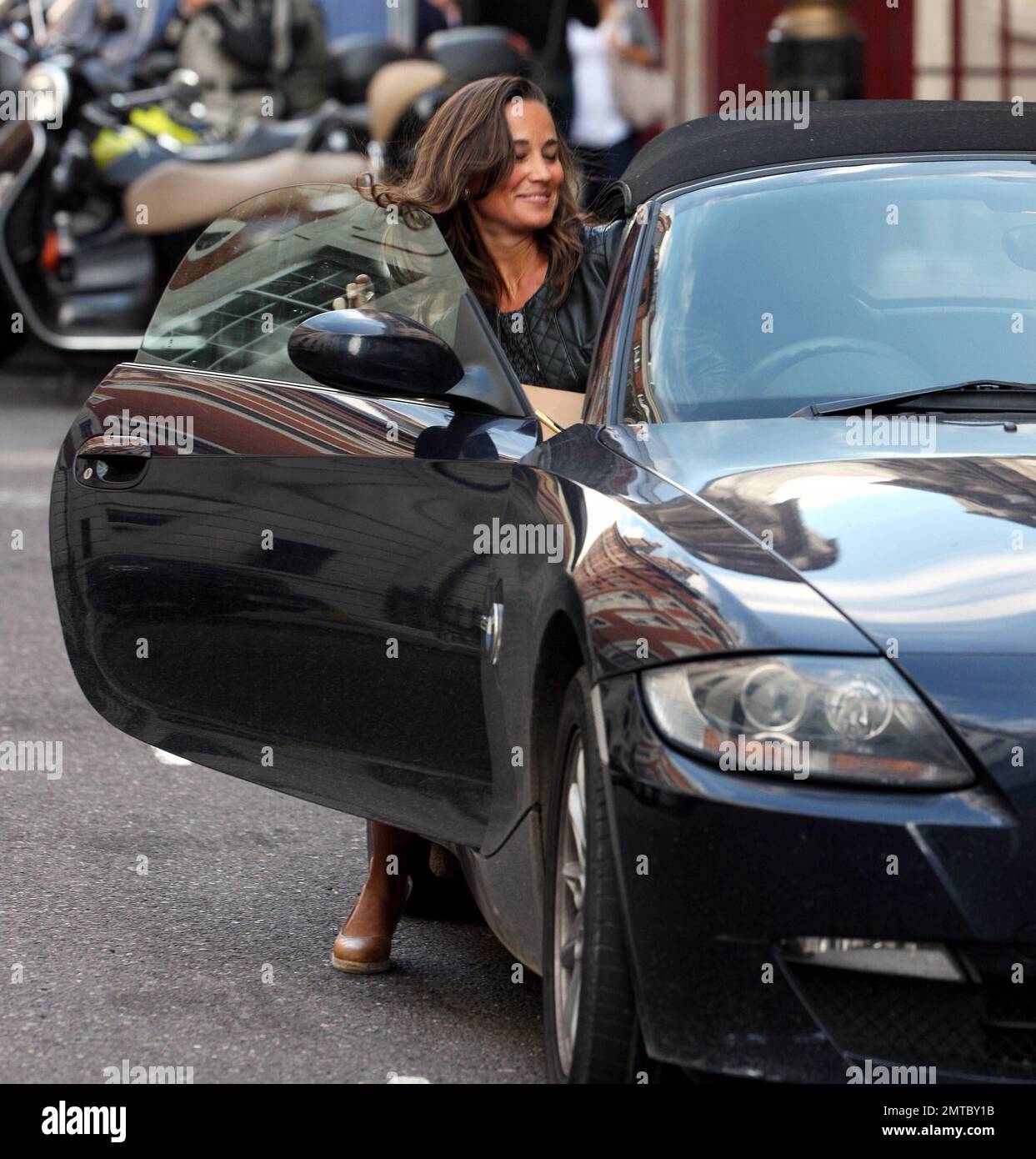 Kate Middleton's sister, Pippa, looks lovely in a black safety pin ...