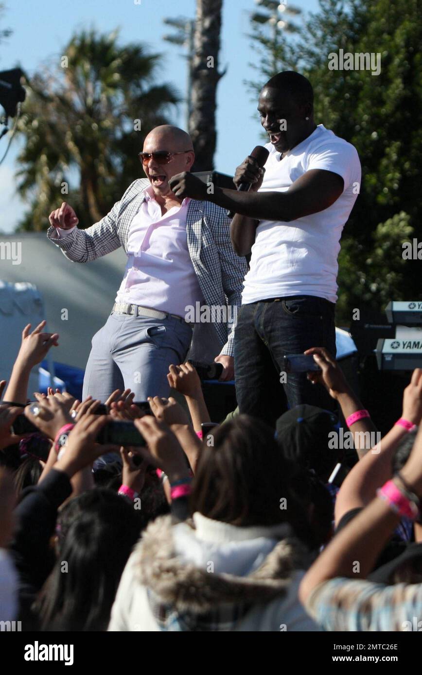 Pitbull and Akon perform at MTV Tr3s' "Rock N' Gol" World Cup Kick-Off ...