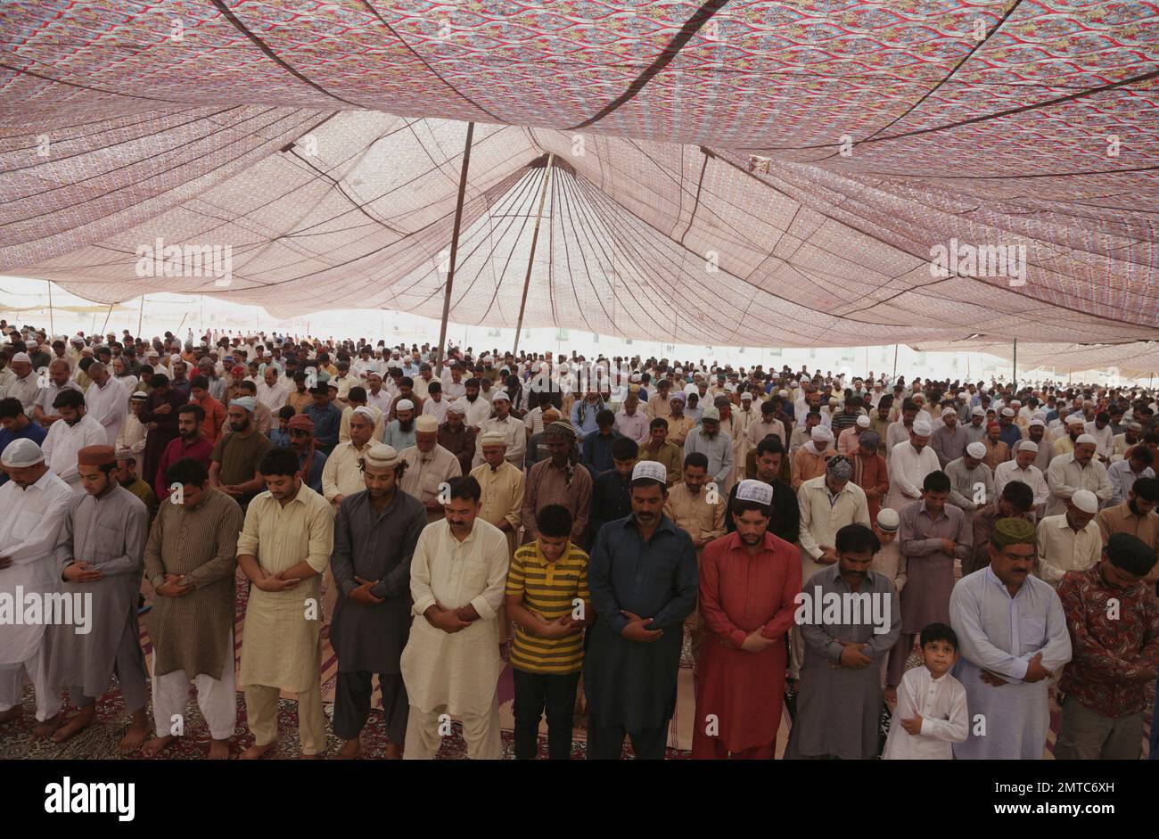 Pakistani Muslims offer prayer of Jumat-ul-wida, the last Friday of the ...