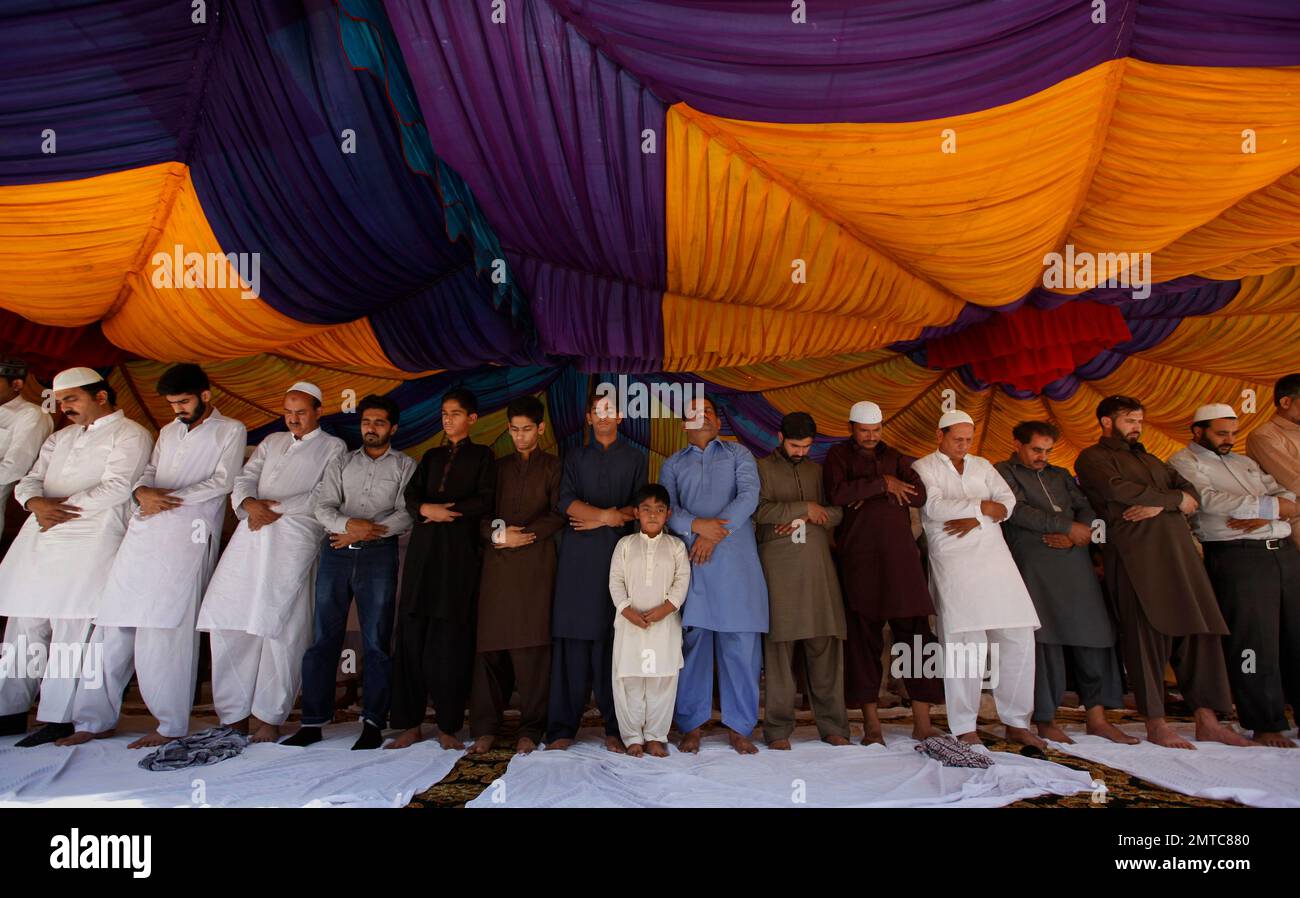 Pakistani Muslims offer prayer of Jumat-ul-wida, the last Friday of the ...