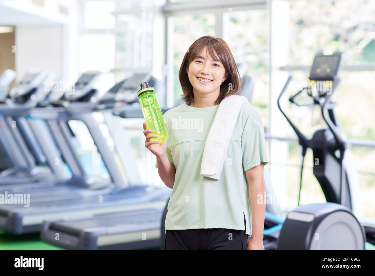 Japanese woman training at indoor gym Stock Photo - Alamy