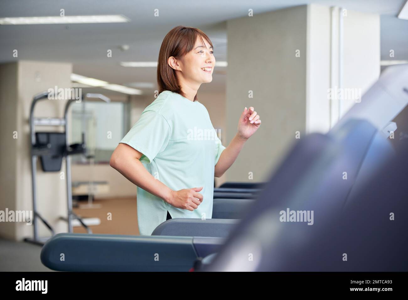 Japanese woman training at indoor gym Stock Photo - Alamy