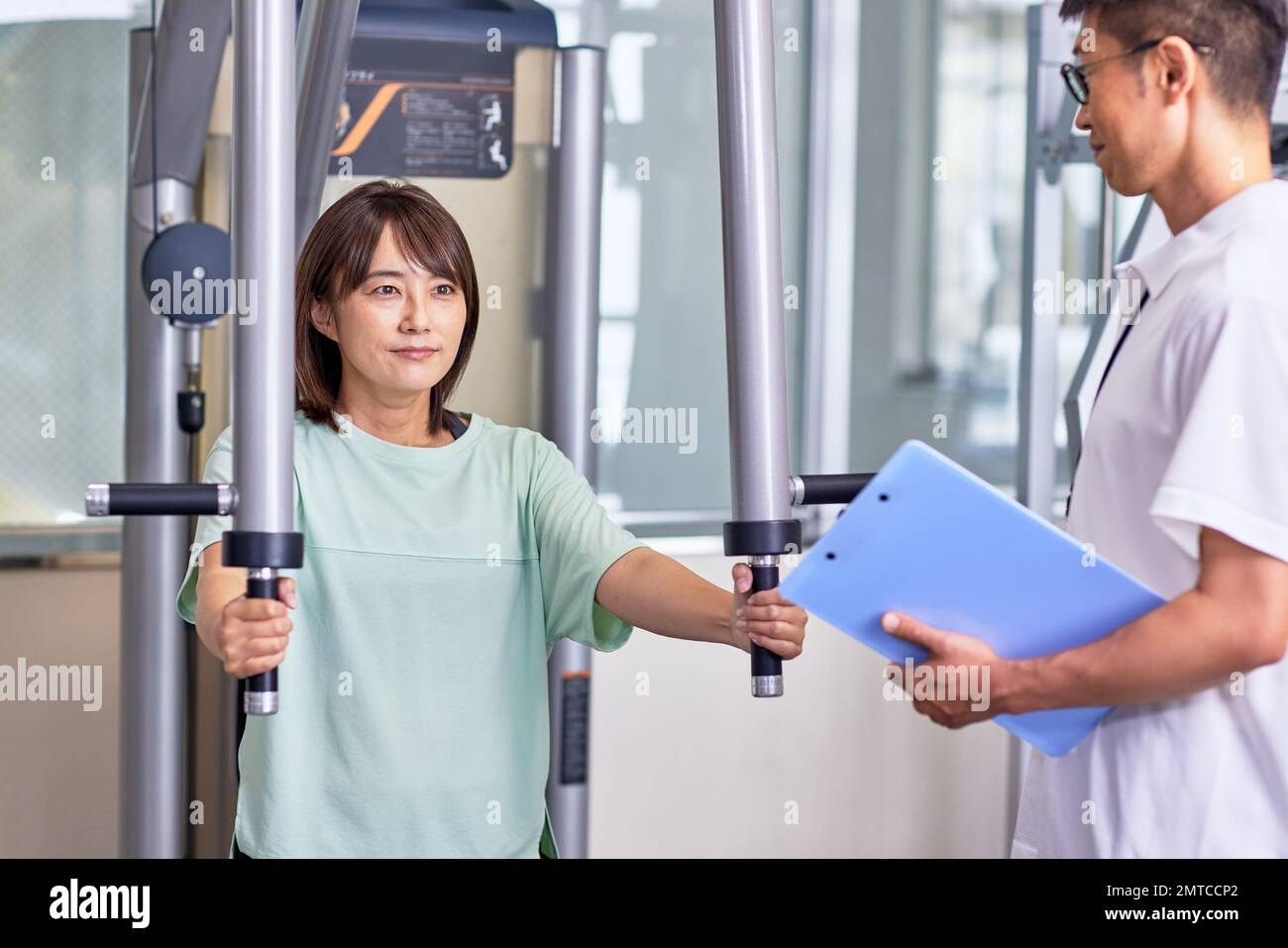 Japanese woman training at indoor gym Stock Photo - Alamy