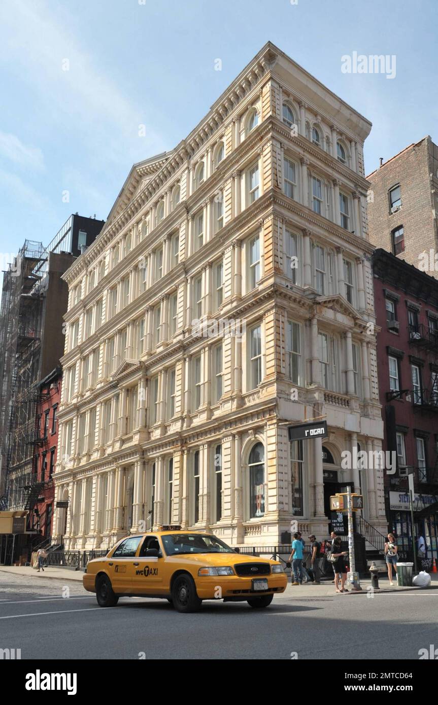 EXCLUSIVE!! Exterior views of the posh apartment building that actress ...