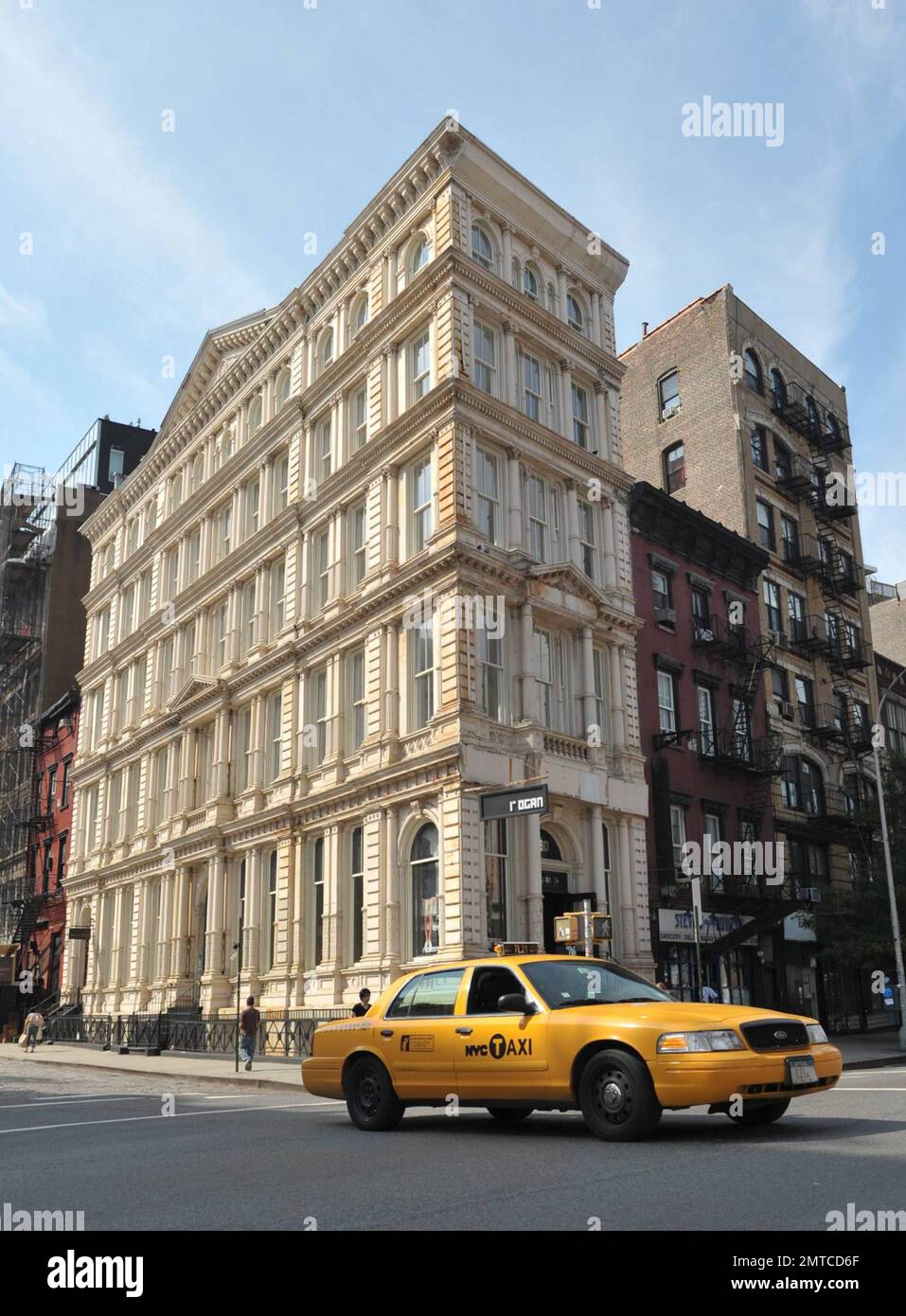 EXCLUSIVE!! Exterior views of the posh apartment building that actress ...