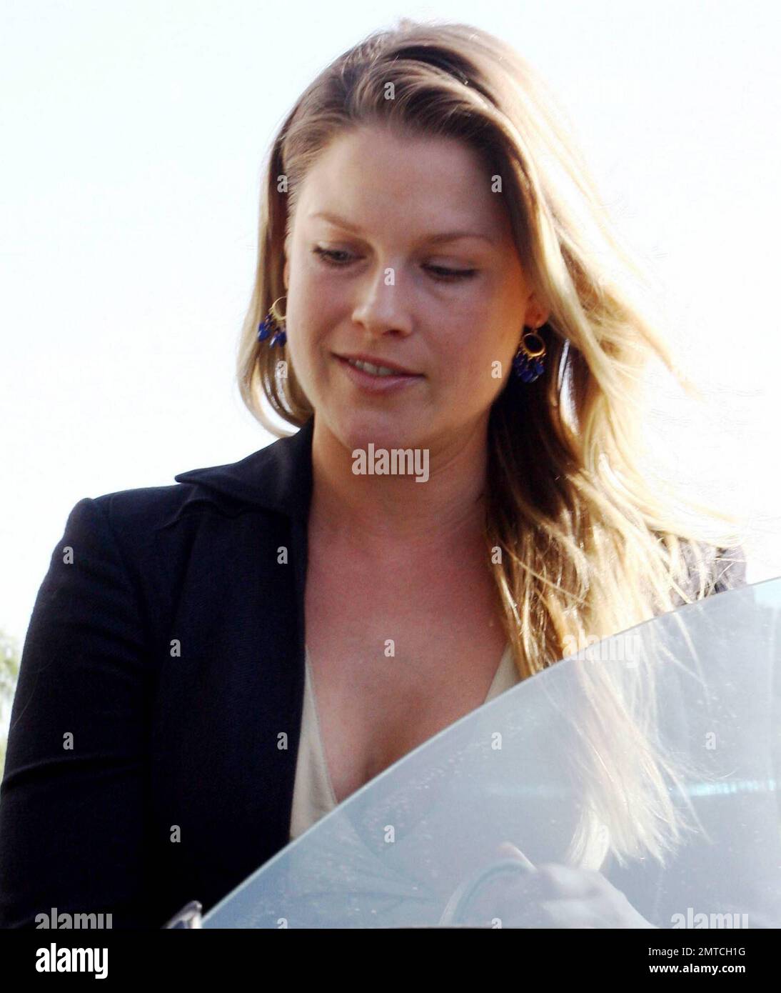 Very pregnant Ali Larter accentuates her baby bump with a belt tied ...