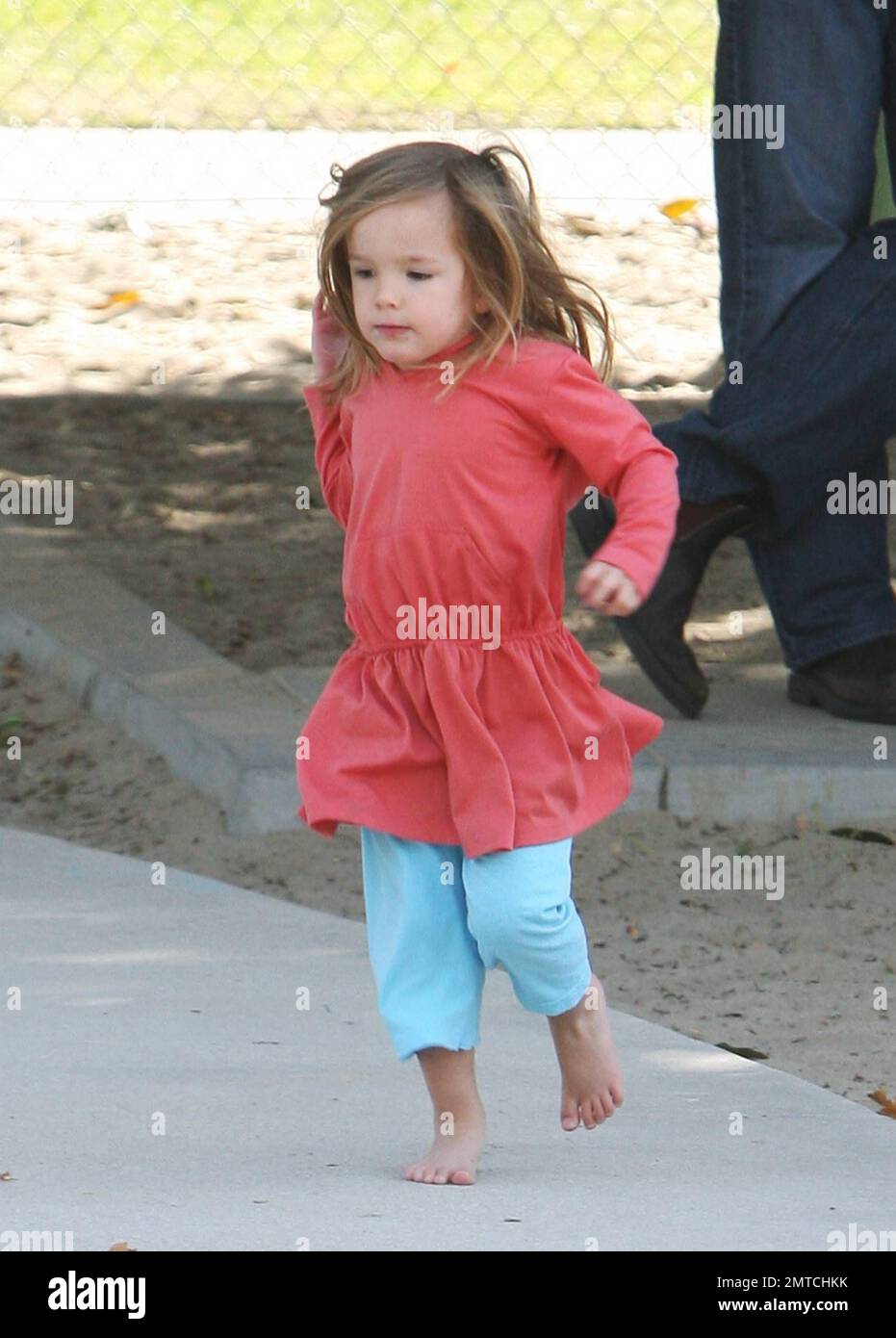 Actress Jennifer Garner shows off her growing baby bump at a park in ...