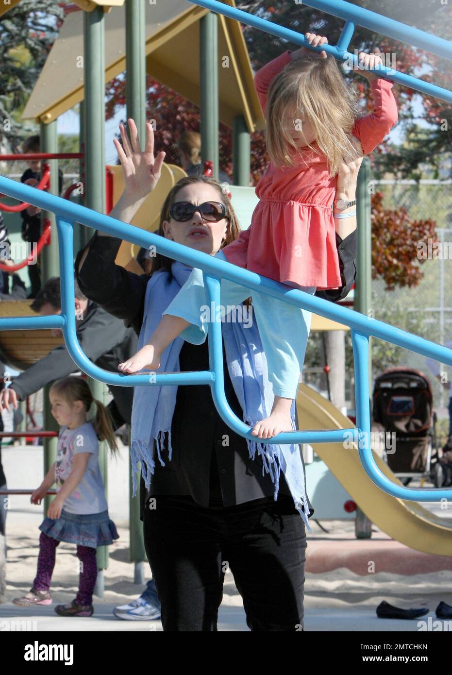 Actress Jennifer Garner shows off her growing baby bump at a park in ...