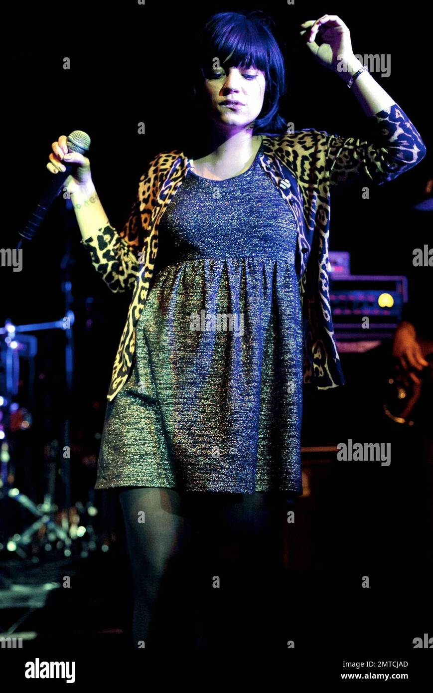 Singer Lily Allen, who is about six months along, strikes a very ...