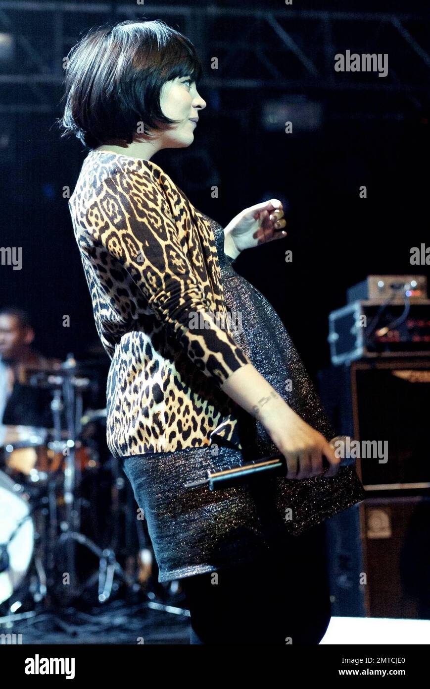 Singer Lily Allen, who is about six months along, strikes a very ...