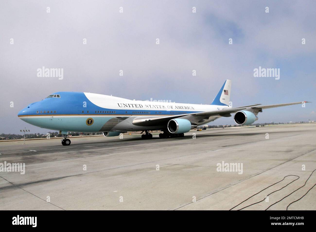 President Barack Obama lands at LAX in Airforce One and wastes no time ...