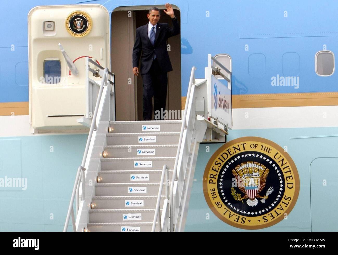 President Barack Obama lands at LAX in Airforce One and wastes no time ...