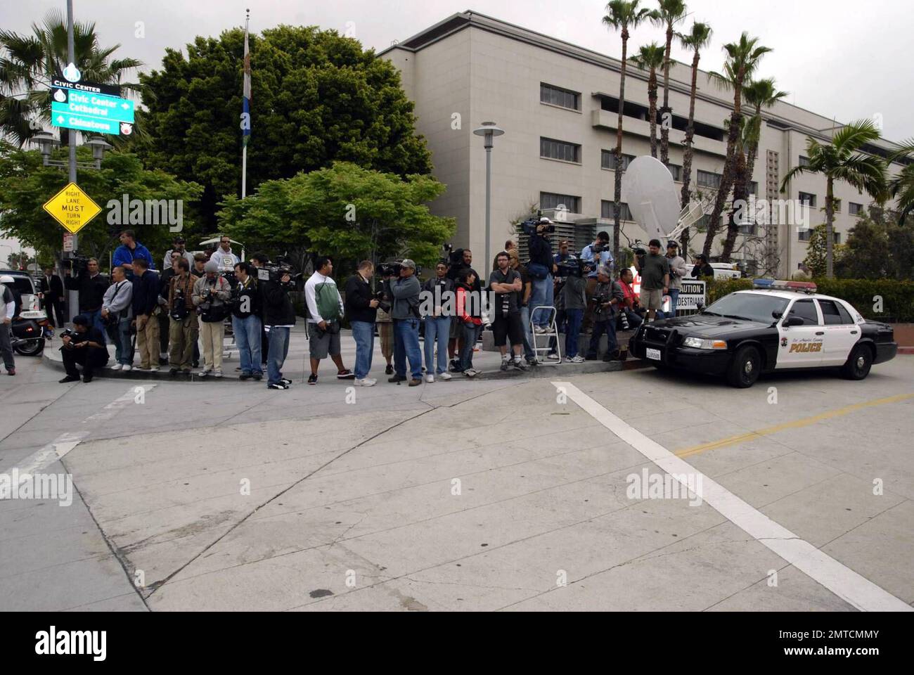 Press, paparazzi, and police gathered outside the LA County Courthouse ...