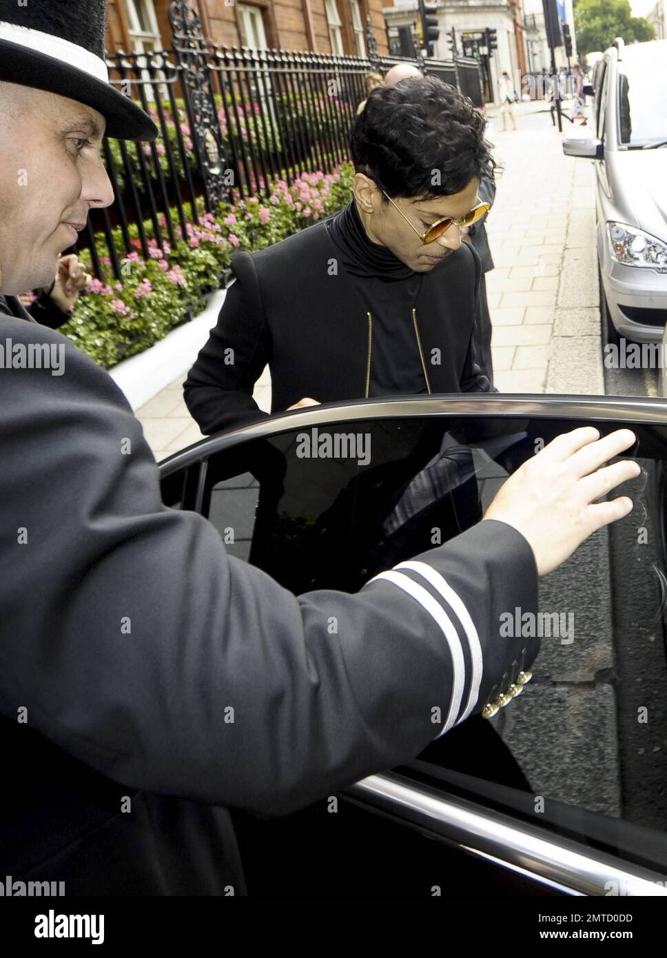 Legendary singer Prince makes a quick exit from his hotel to a waiting ...