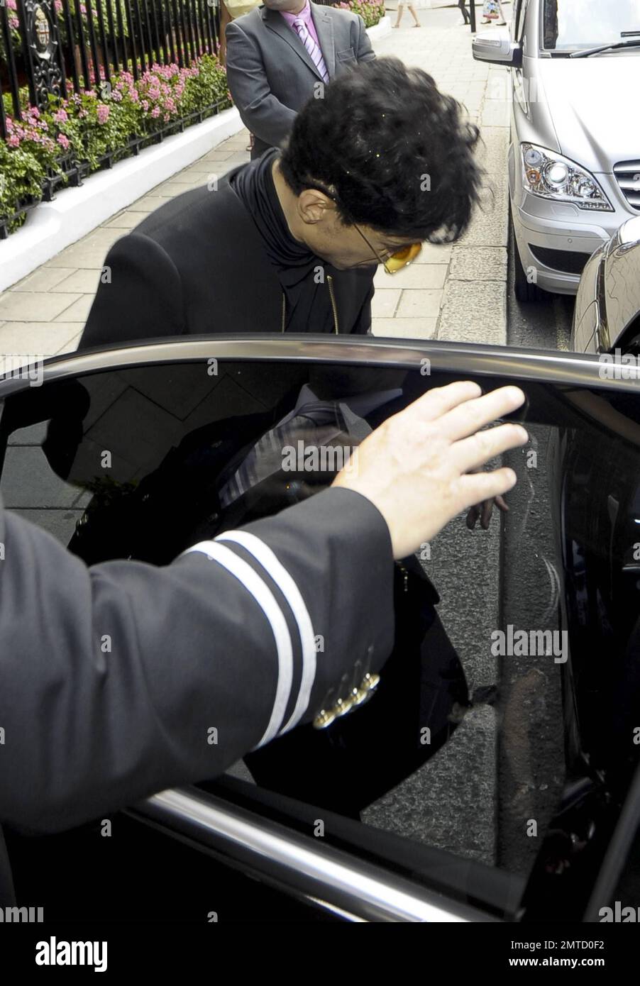 Legendary singer Prince makes a quick exit from his hotel to a waiting ...